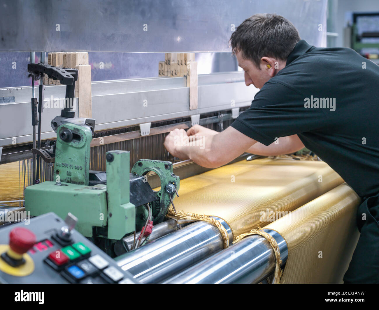 Worker weaving hi-res stock photography and images - Alamy