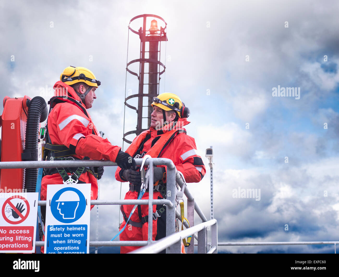 Teamwork at sea hi-res stock photography and images - Alamy