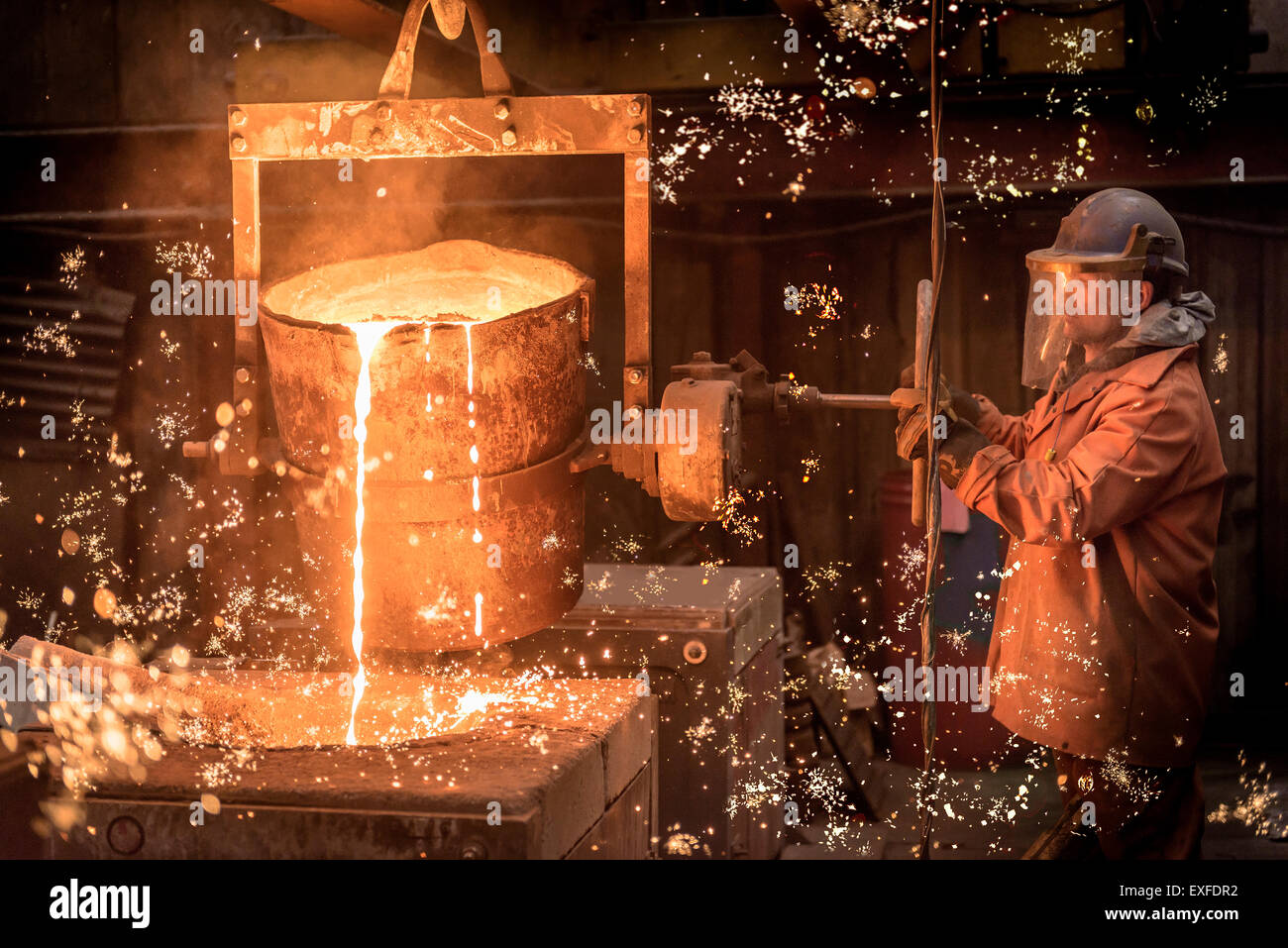 Pouring of molten metal hi-res stock photography and images - Alamy