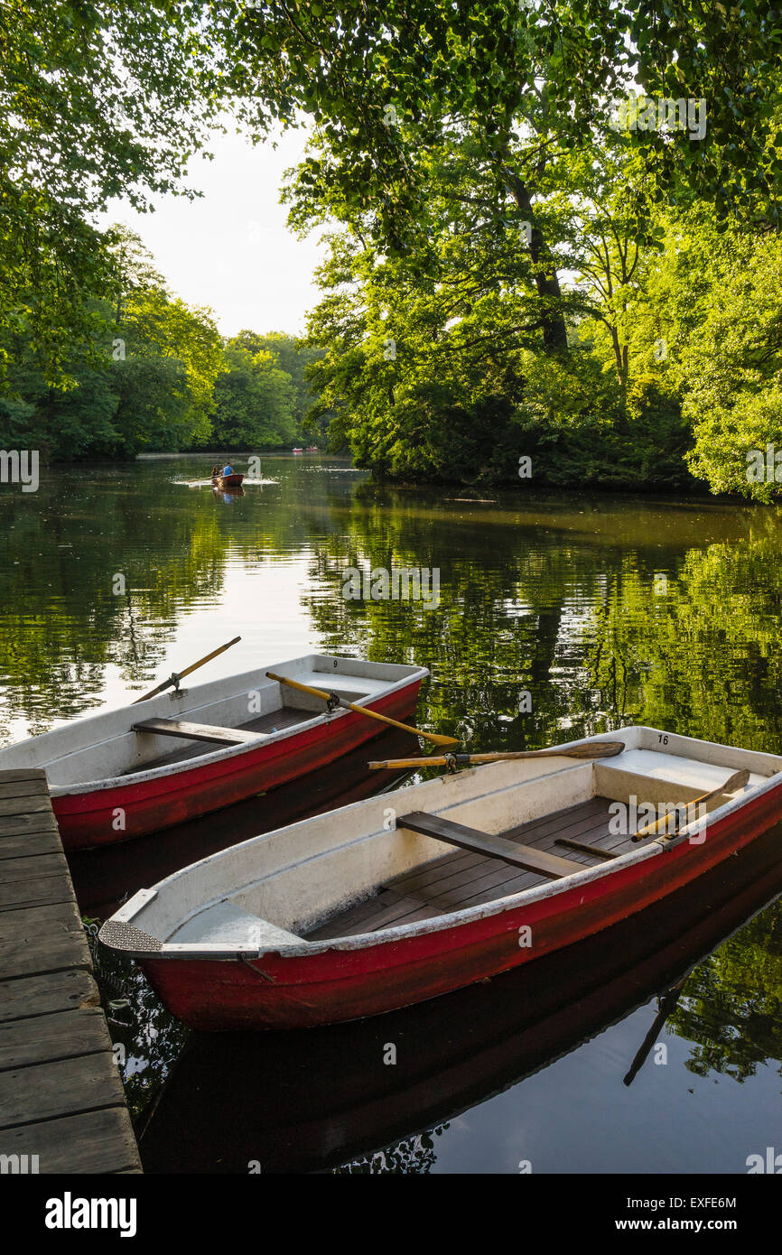 Rowing boat garden hi-res stock photography and images - Alamy
