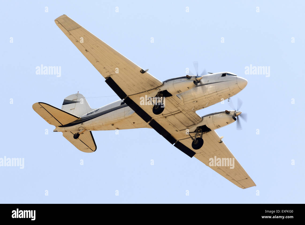 Airplane slow hi-res stock photography and images - Alamy