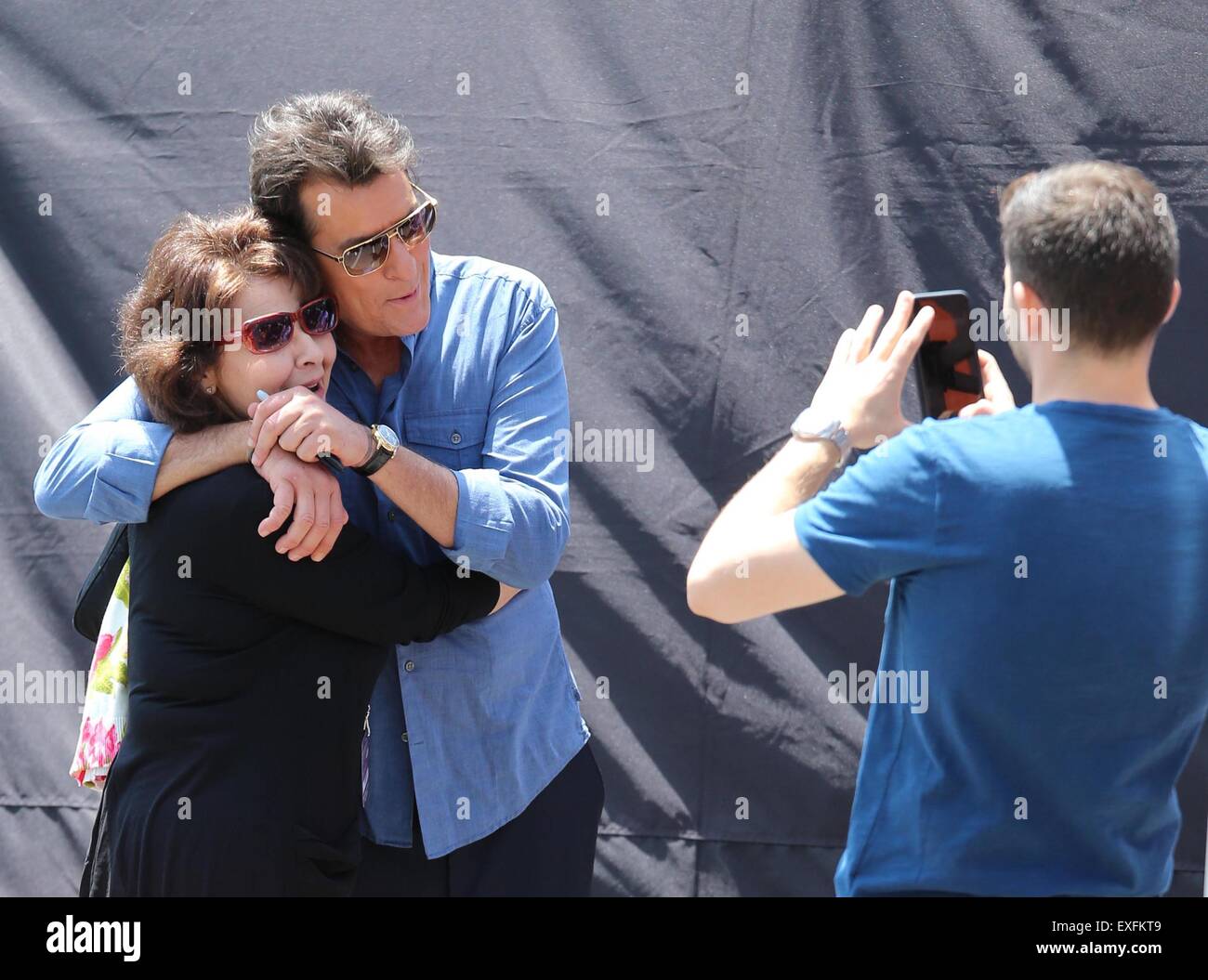 Jerry Ferrara meets Charlie Sheen on the set of 'Extra' and takes a cellphone photo of Sheen ...