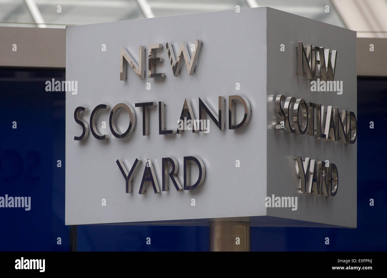Sign for New Scotland Yard HQ of the Metropolitan Police Stock Photo ...