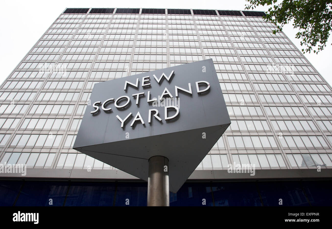 Sign for New Scotland Yard HQ of the Metropolitan Police Stock Photo ...
