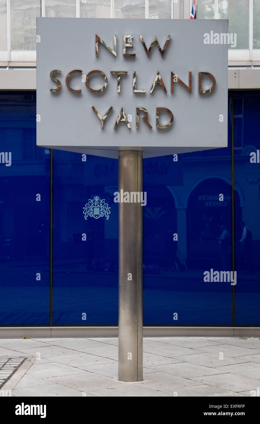 Sign for New Scotland Yard HQ of the Metropolitan Police Stock Photo ...