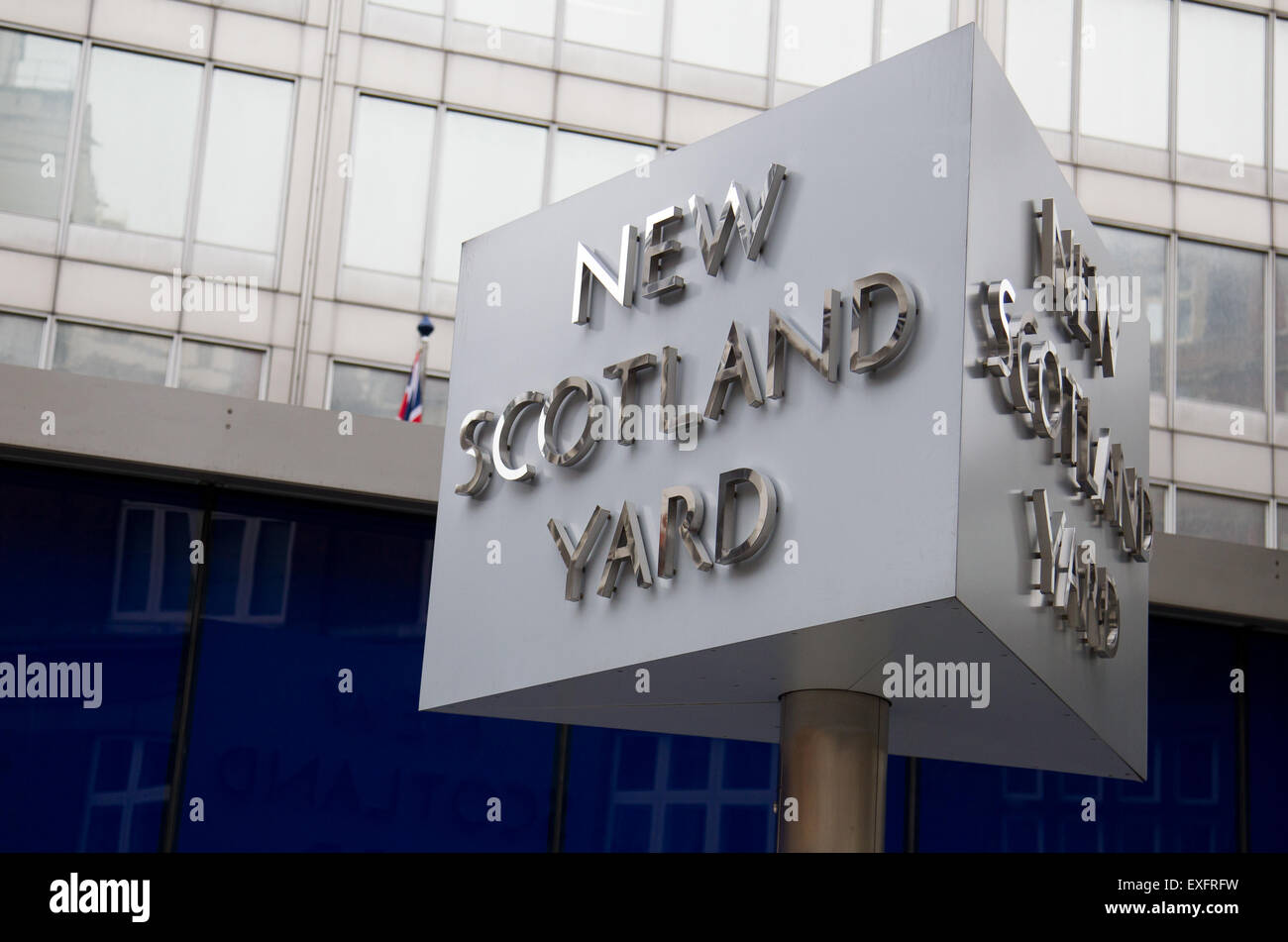 Sign for New Scotland Yard HQ of the Metropolitan Police Stock Photo ...
