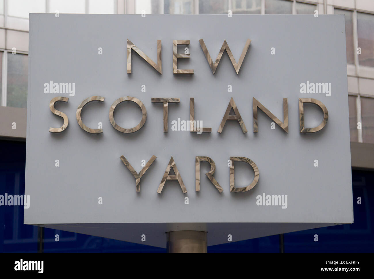 Sign for New Scotland Yard HQ of the Metropolitan Police Stock Photo ...