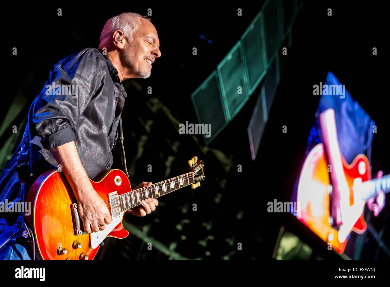 Peter frampton performing hi-res stock photography and images - Alamy