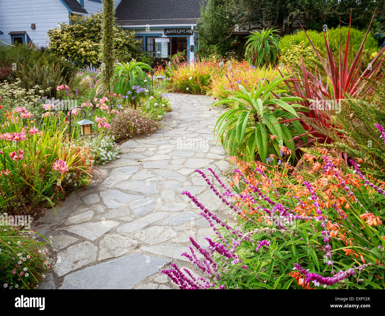 Garden path hi-res stock photography and images - Alamy