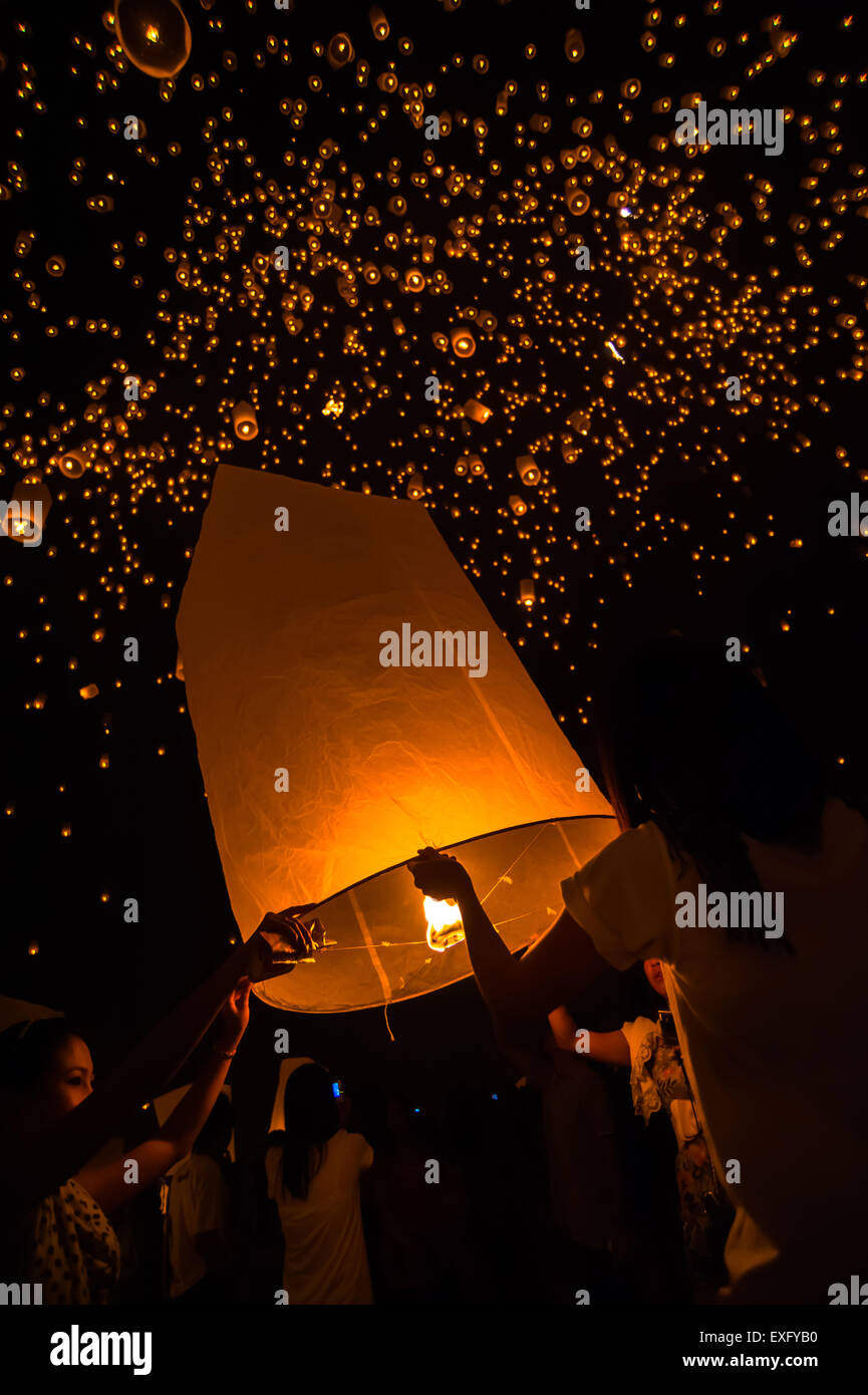 YEE PENG FASTIVAL CHIANG MAI Floating lantern in Yee Peng festival (Loy ...