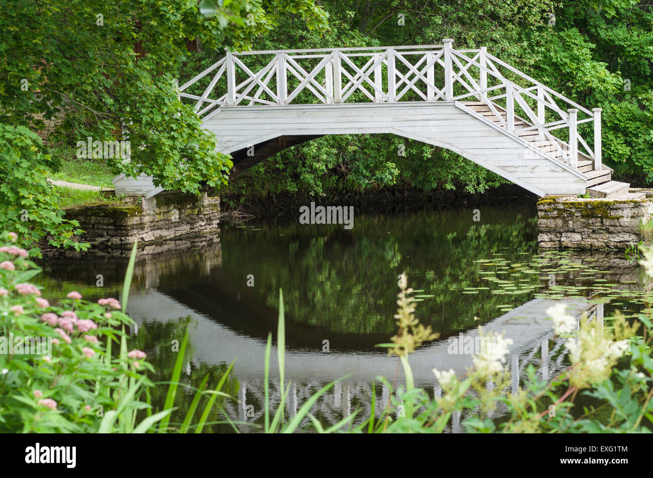 Small bridge in garden hi-res stock photography and images - Alamy
