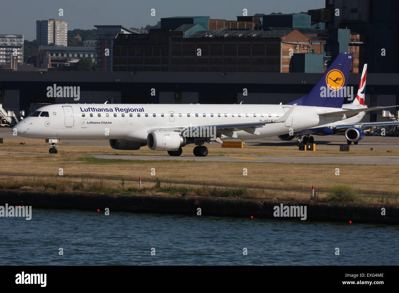 LUFTHANSA EMBRAER RJ 195 LONDON CITY Stock Photo - Alamy