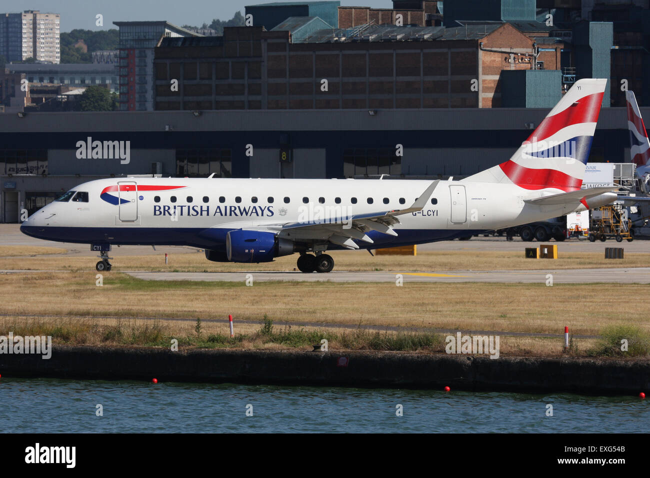 Embraer 175 plane hi-res stock photography and images - Alamy