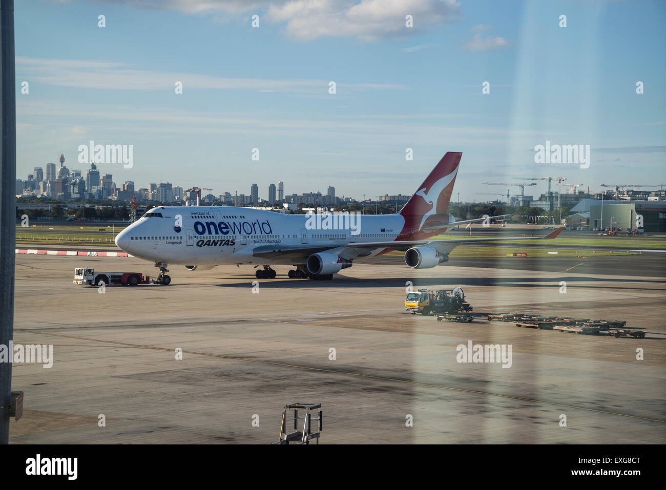 Qantas one world aircraft airplane hi-res stock photography and images ...