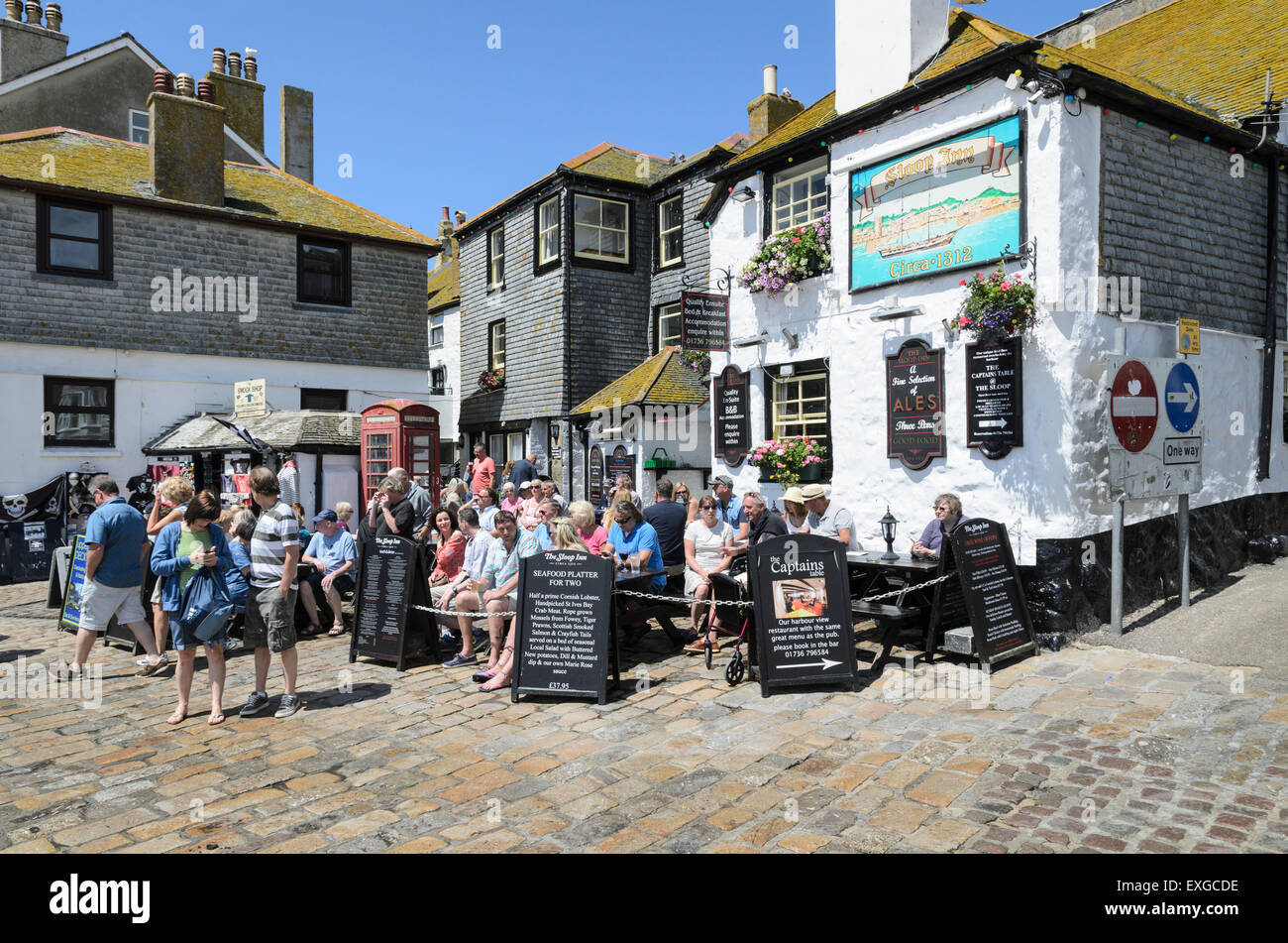 Drinkers at the historic Sloop Inn, St Ives, Cornwall, England, UK ...