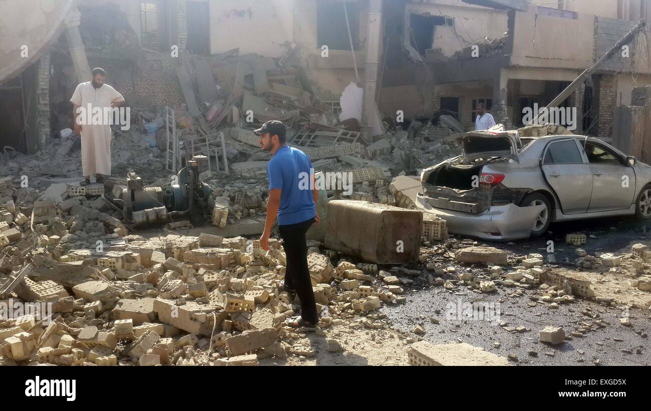 Fallujah, Iraqi capital Baghdad. 14th July, 2015. People stand in front ...