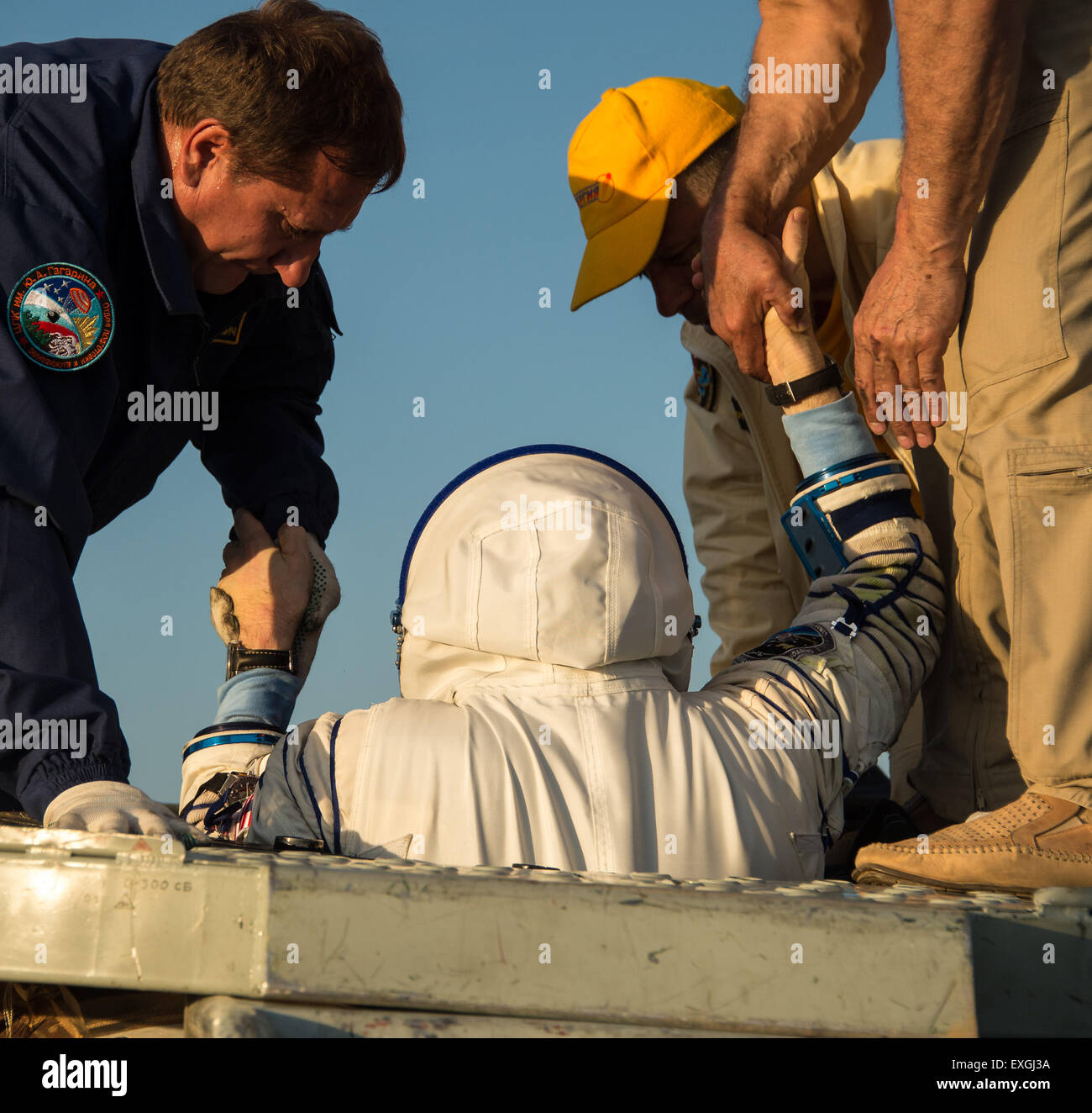 Russian support teams work to extract Expedition 43 commander Terry ...