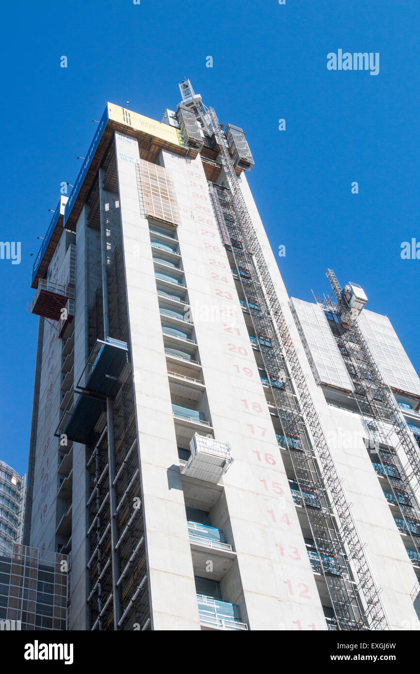 construction of the high rise towers skyscrapers in Sydney's barangaroo ...
