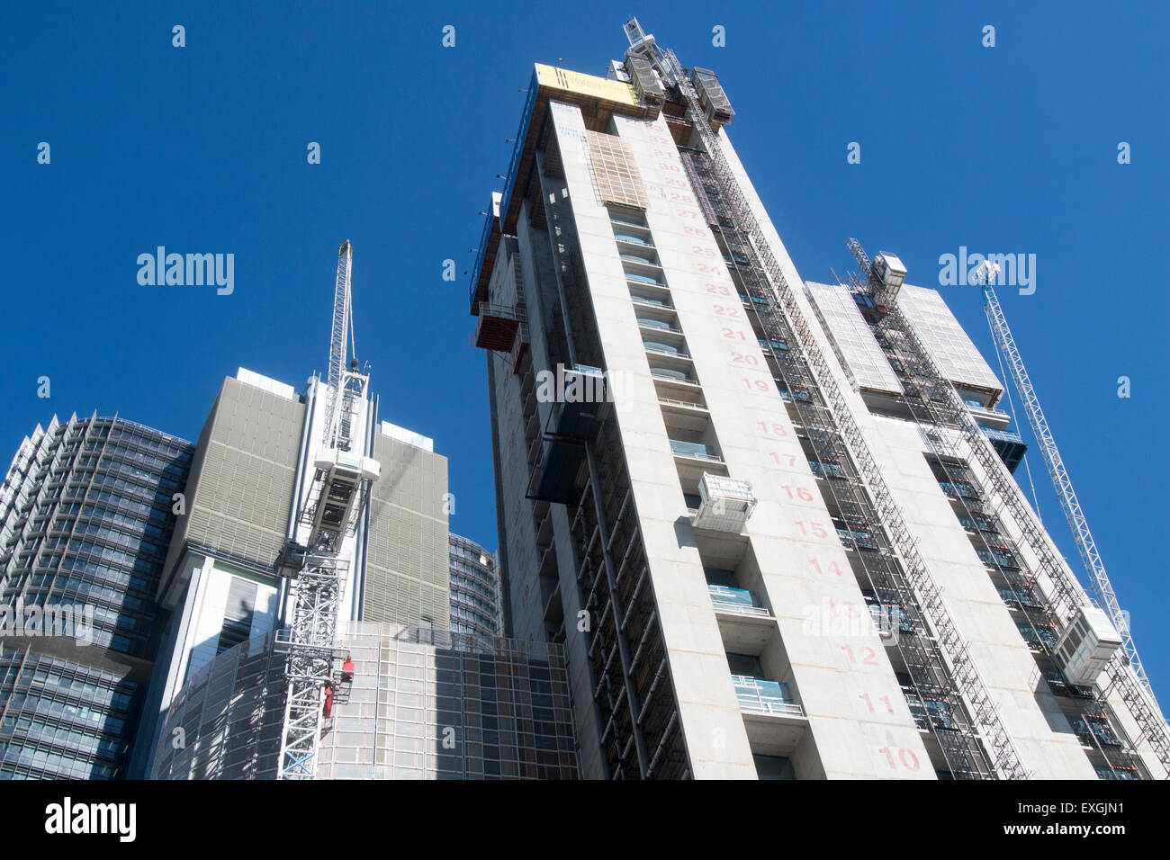 construction of the high rise towers skyscrapers in Sydney's barangaroo ...