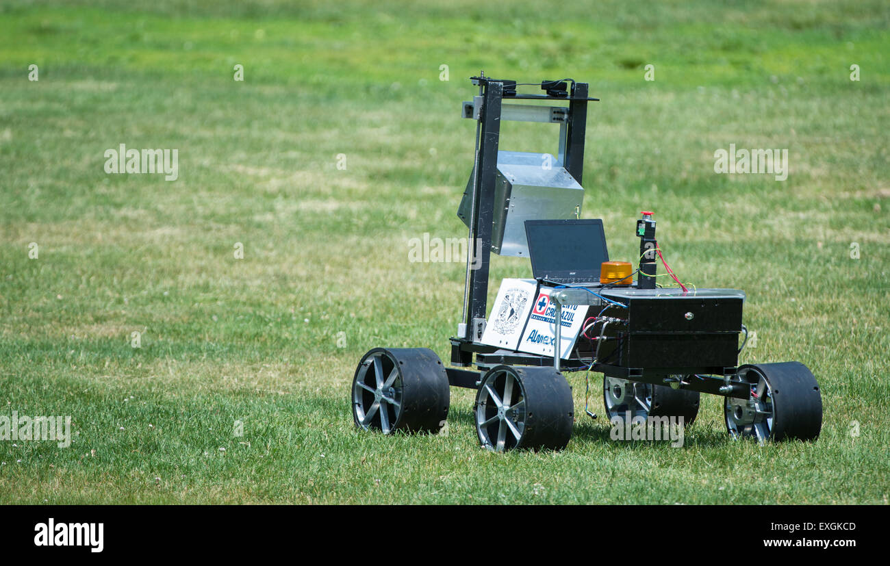 The Lunambotics team competes in the 2015 Sample Return Robot Challenge ...