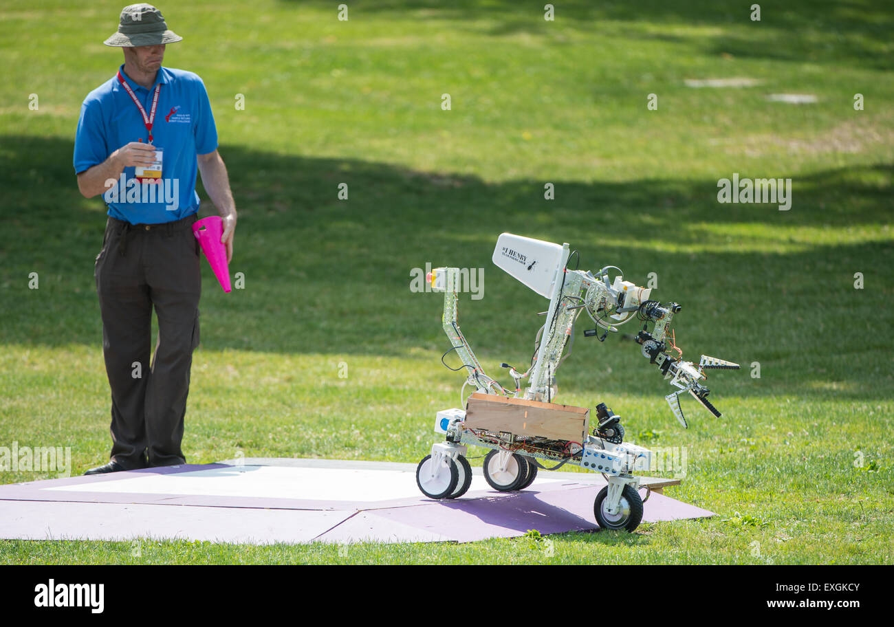 The Formicarum robot competes in the 2015 Sample Return Robot Challenge ...