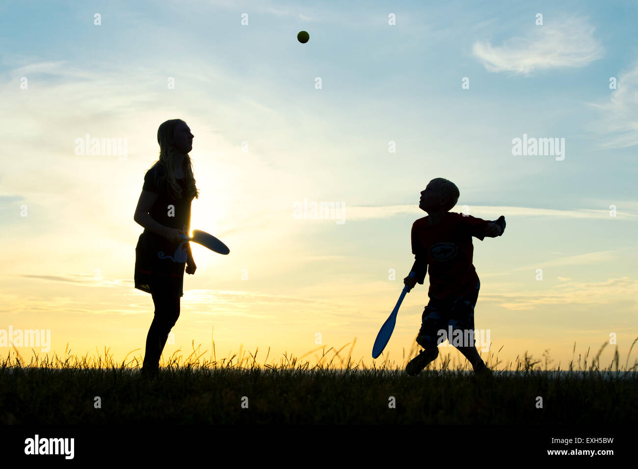 Kids playing tennis hi-res stock photography and images - Alamy