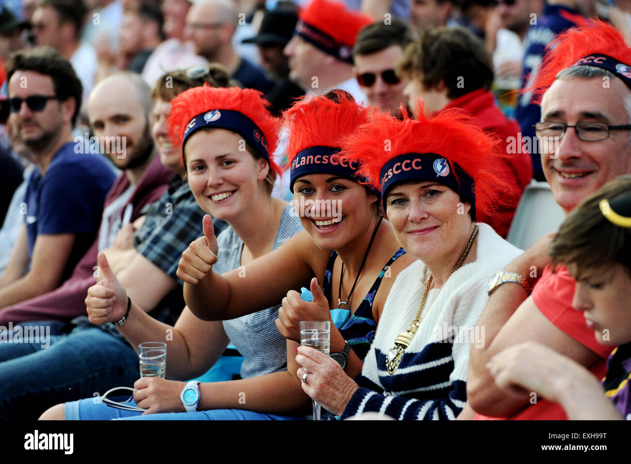 Old trafford crowd hi-res stock photography and images - Alamy