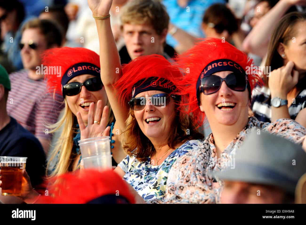 Old trafford crowd hi-res stock photography and images - Alamy