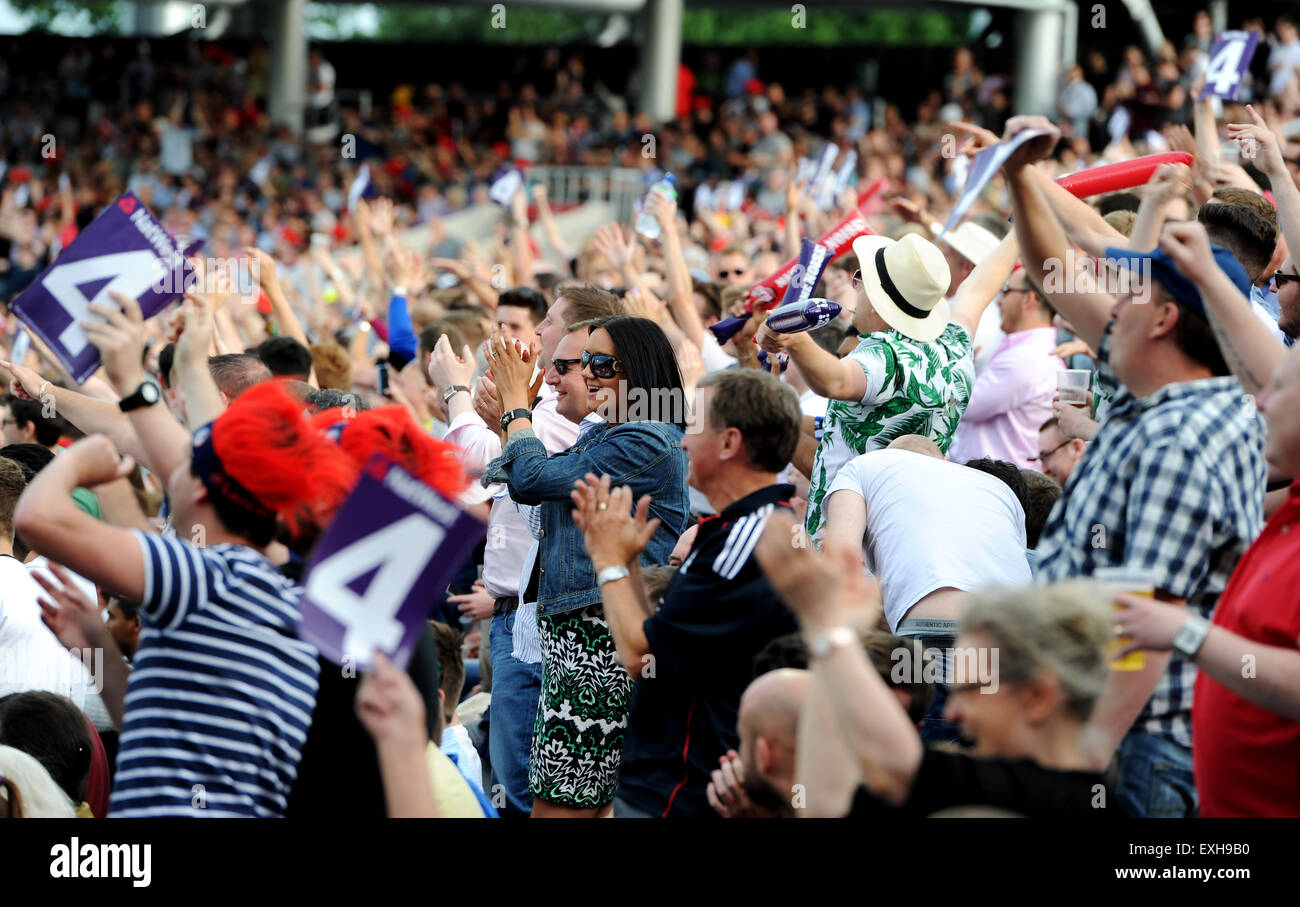 Cricket crowd hi-res stock photography and images - Alamy