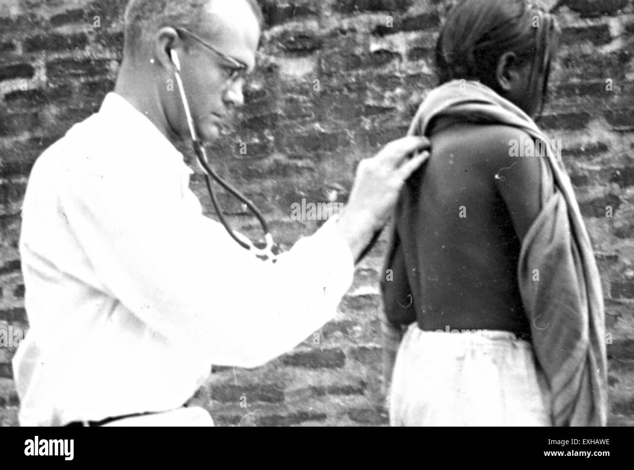Dr M Kniss examing patient, Bihar, India, 1961 1 Stock Photo - Alamy
