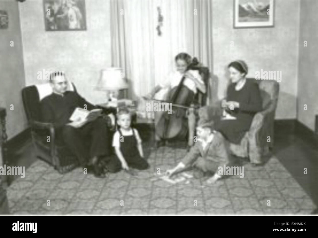 The Paul Mininger family, part of the Goshen Mennonite Community in ...