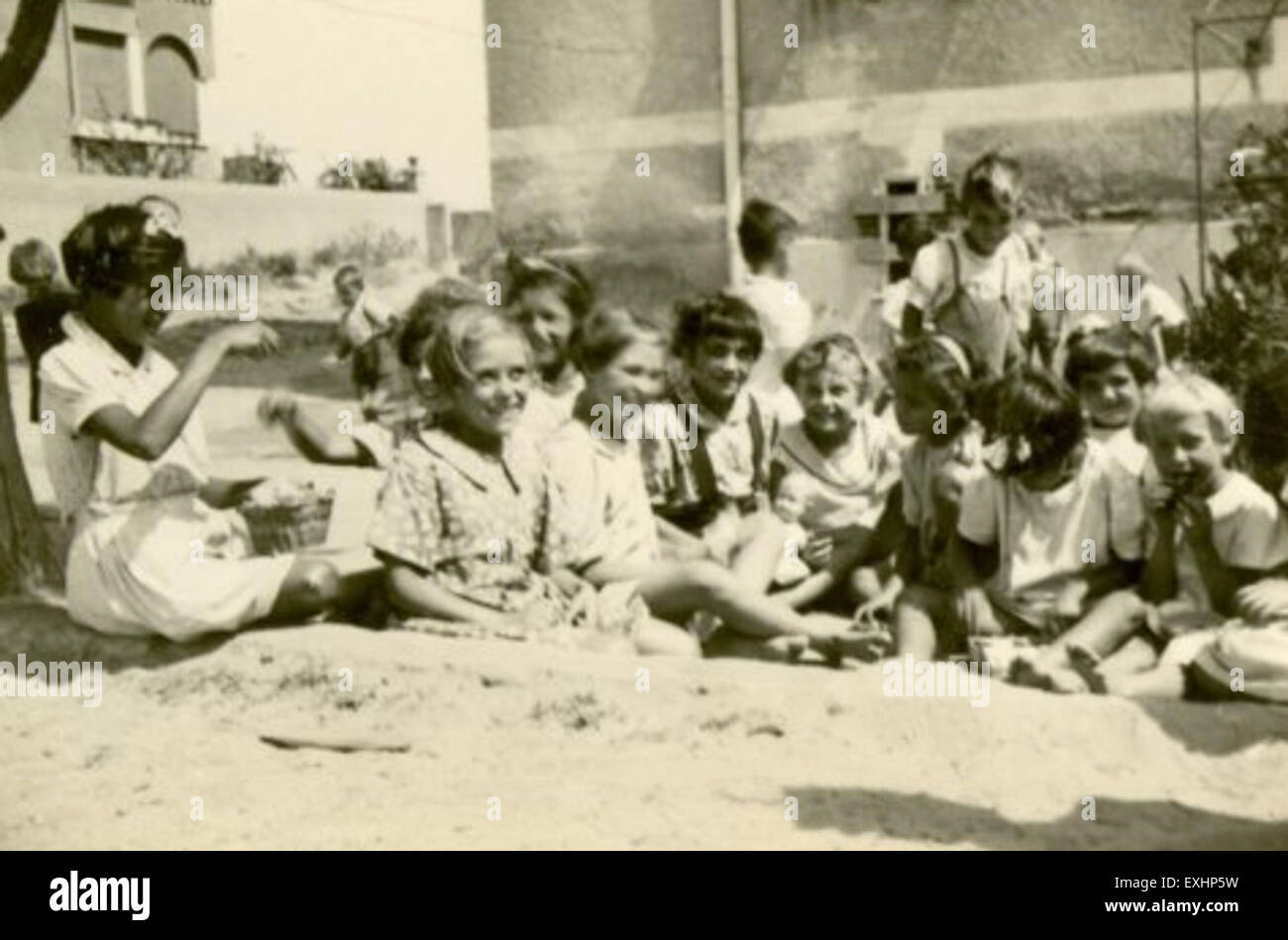 Seated children hi-res stock photography and images - Alamy