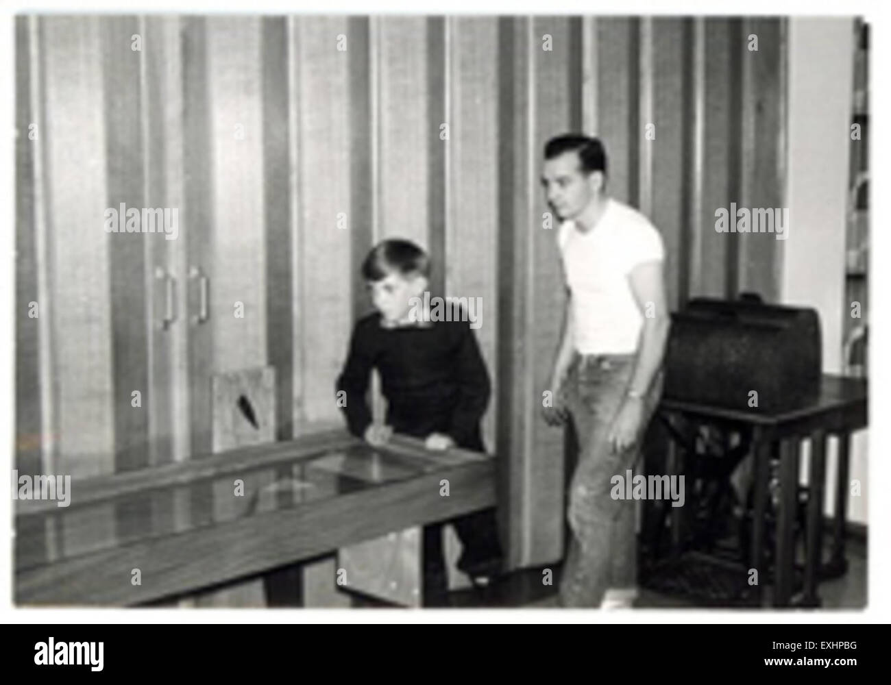 Shuffleboard archive hi-res stock photography and images - Alamy