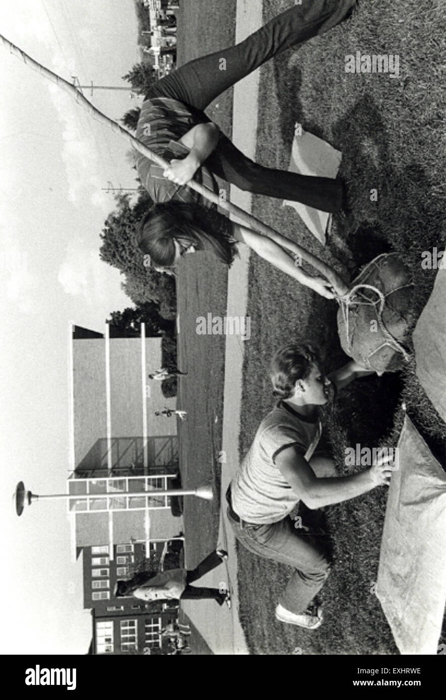 Students planting hi-res stock photography and images - Alamy