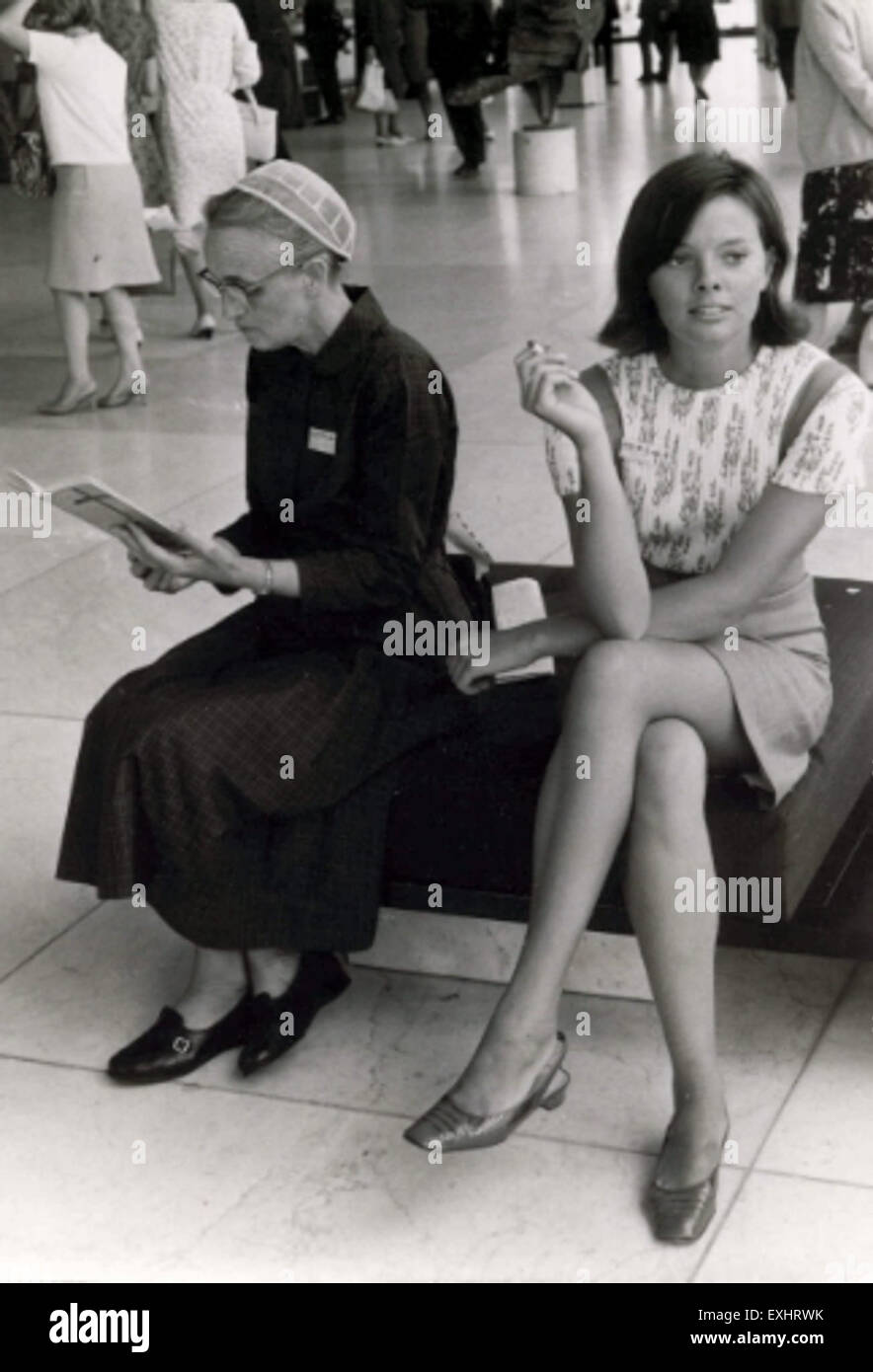 Mennonite women hi-res stock photography and images - Alamy