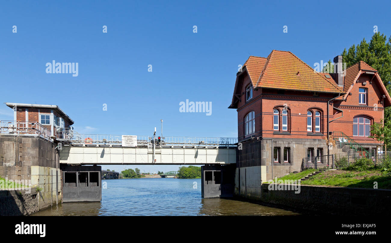 Harbour lock hi-res stock photography and images - Alamy