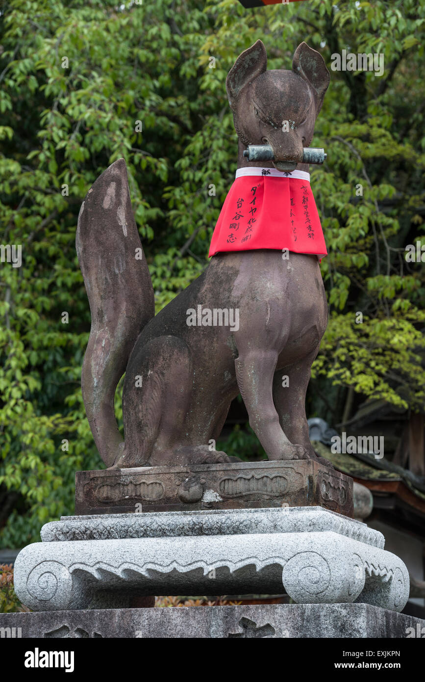 Fox Sculpture Near the Main Gate at Fushimi Inari Taisha Shrine, Kyoto ...