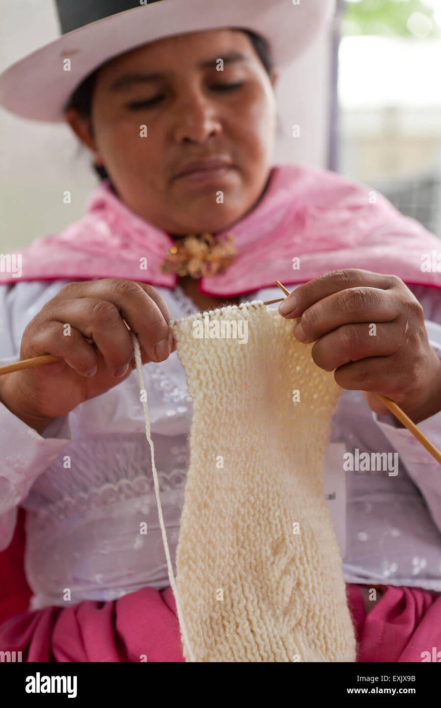 Indigenous Quechua woman (Peru) knitting with yarn Stock Photo - Alamy