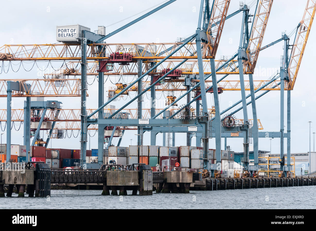 Container ship offloading hi-res stock photography and images - Alamy