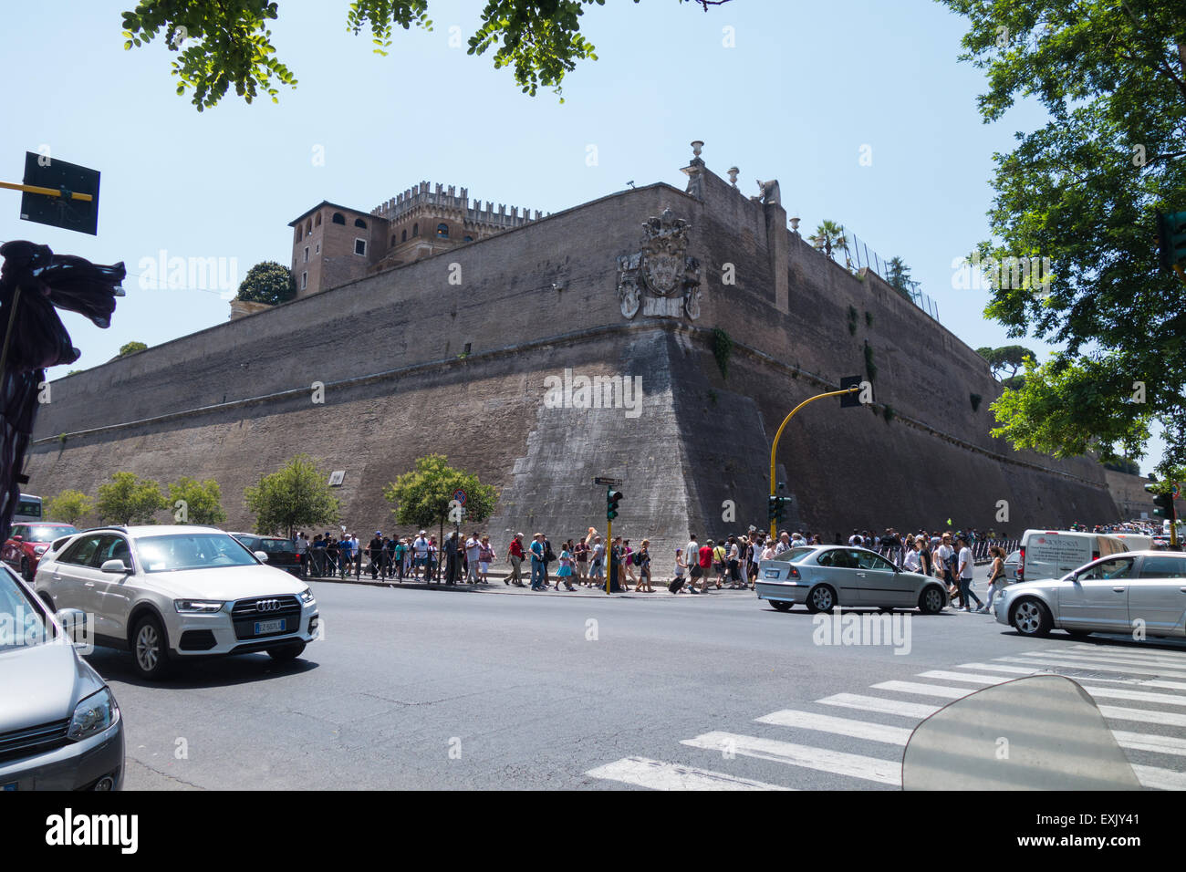 crowds queing to get into the vatican city in rome italy Stock Photo ...