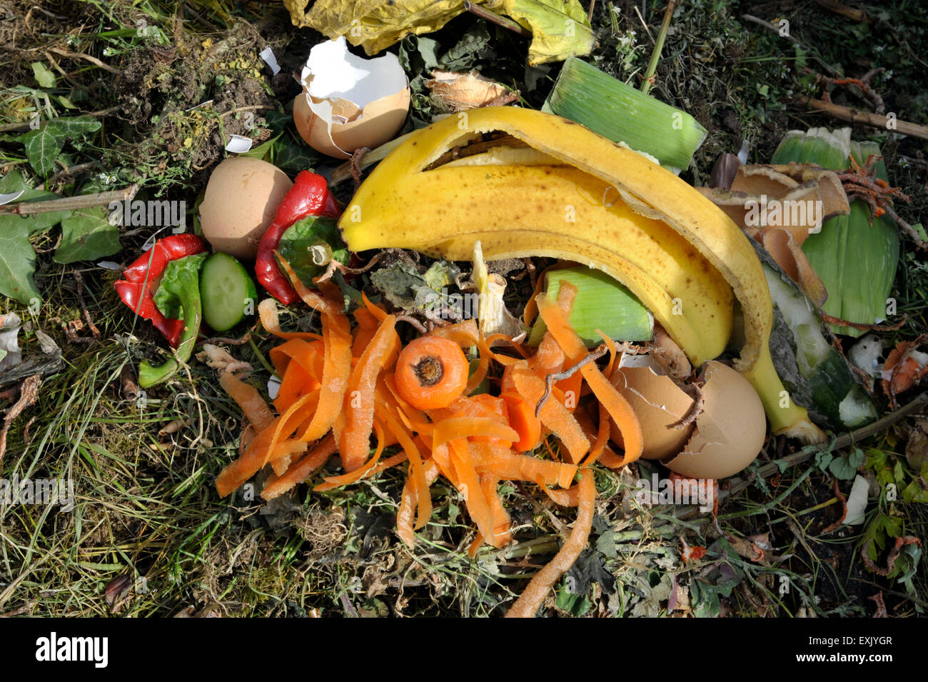 Garden compost heap recycling hi-res stock photography and images - Alamy