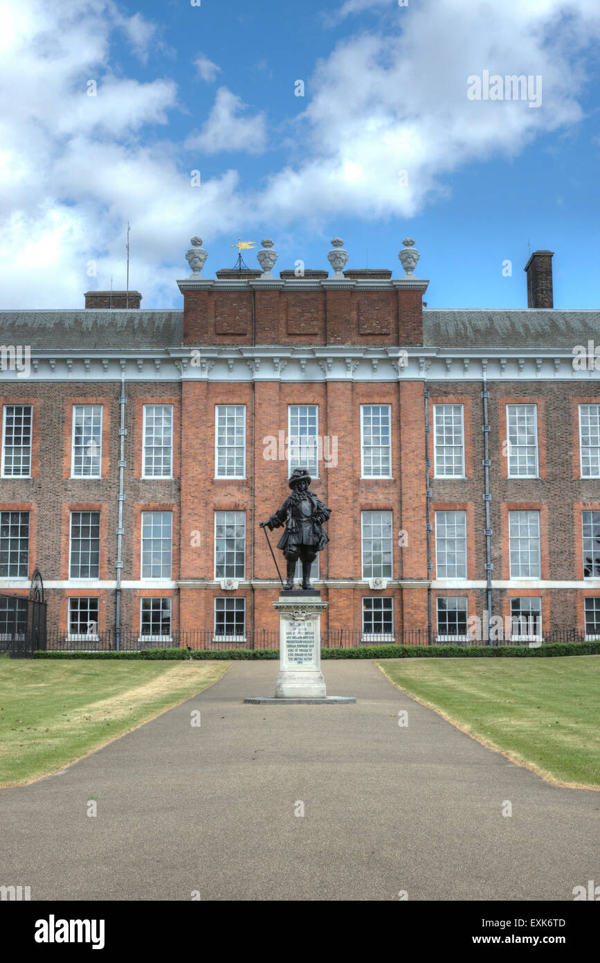 Kensington Palace Statue Prince William Stock Photo - Alamy