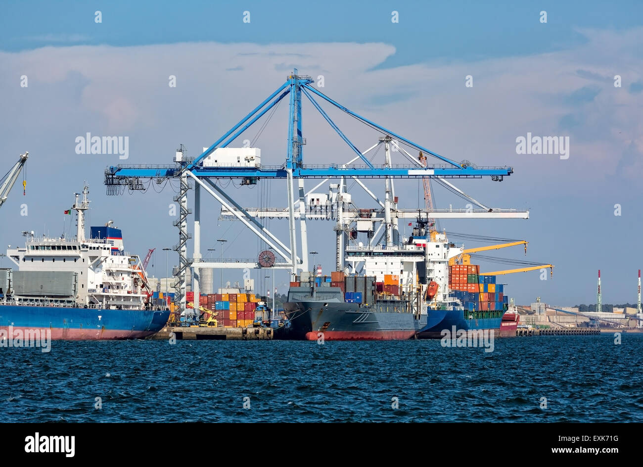 Quayside gantry cranes hi-res stock photography and images - Alamy