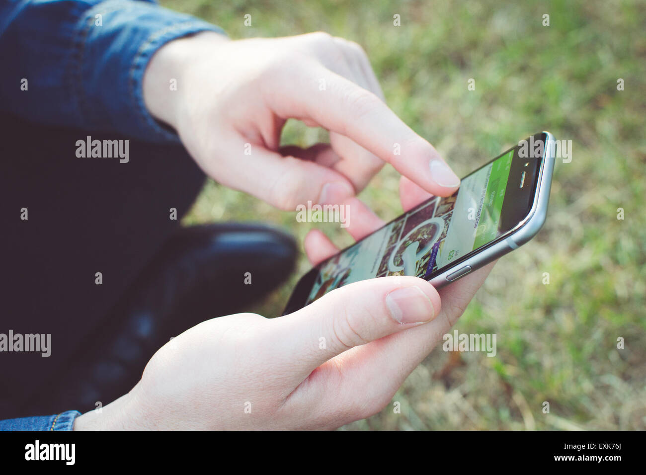 Close up of a man using a smartphone Stock Photo - Alamy