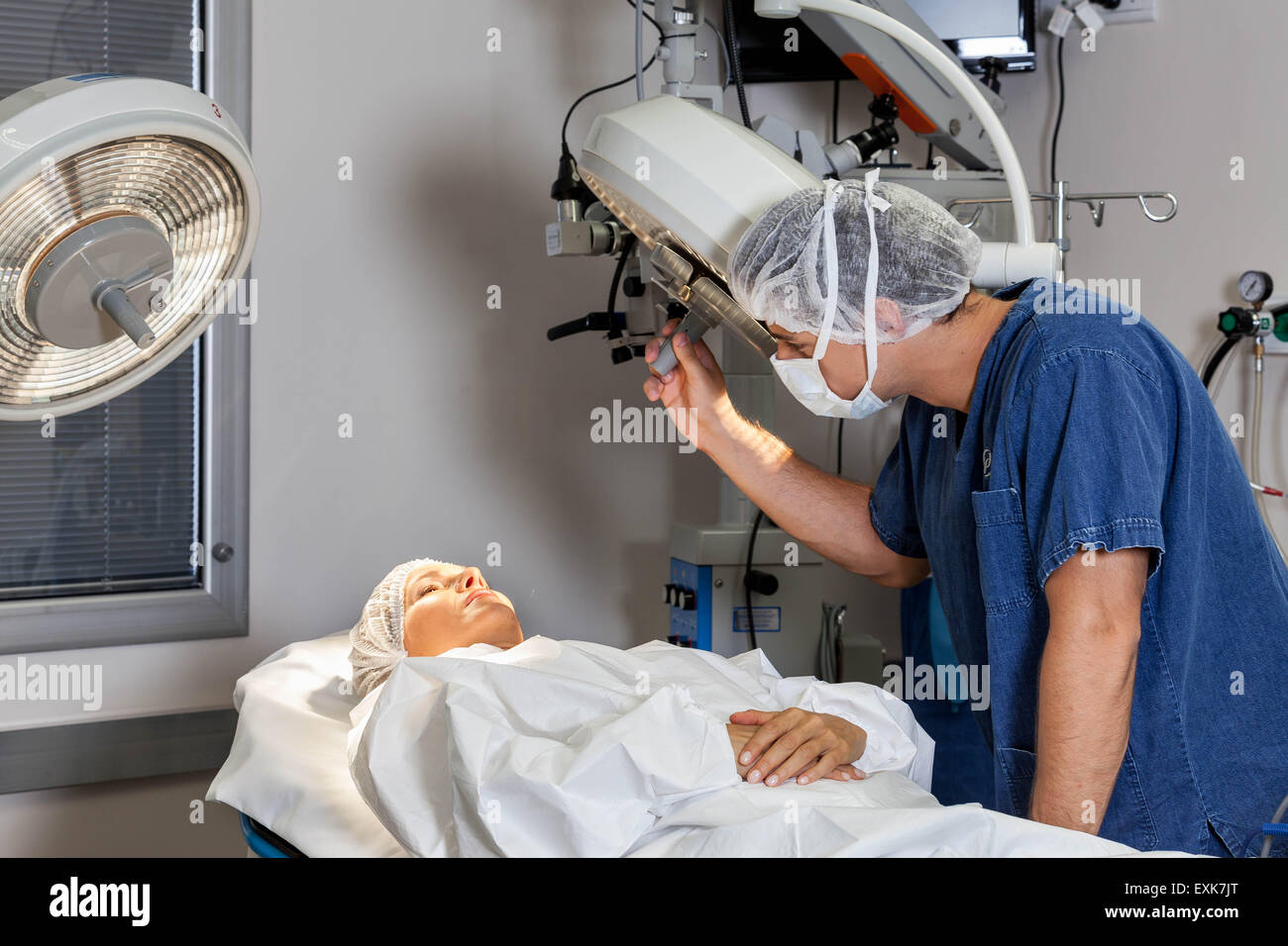 Ophthalmologist doing a eye surgery Stock Photo - Alamy