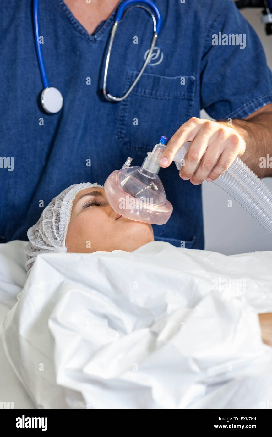 Doctor applying anesthesia Stock Photo - Alamy