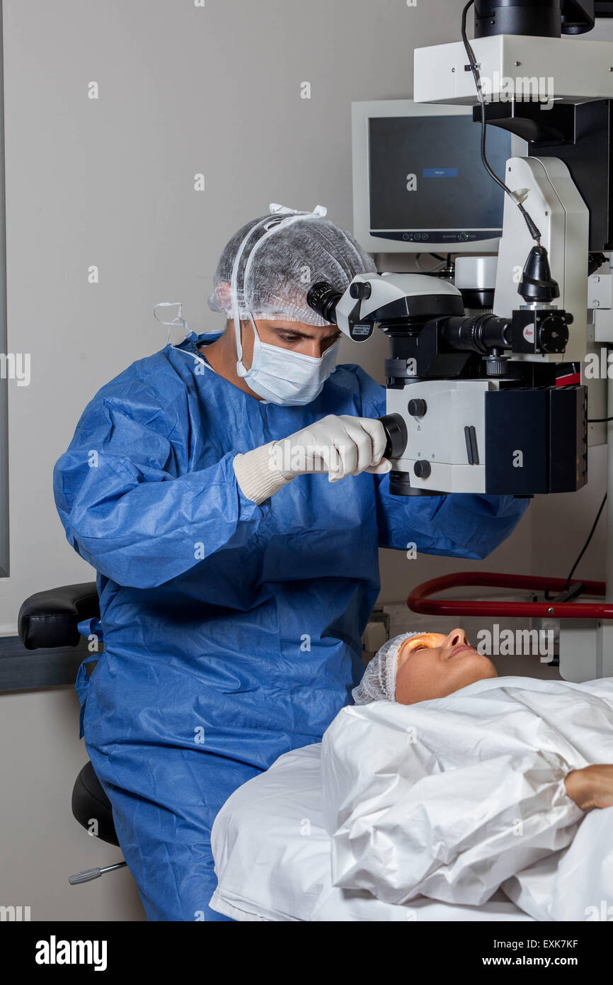 Ophthalmologist doing a eye surgery Stock Photo - Alamy