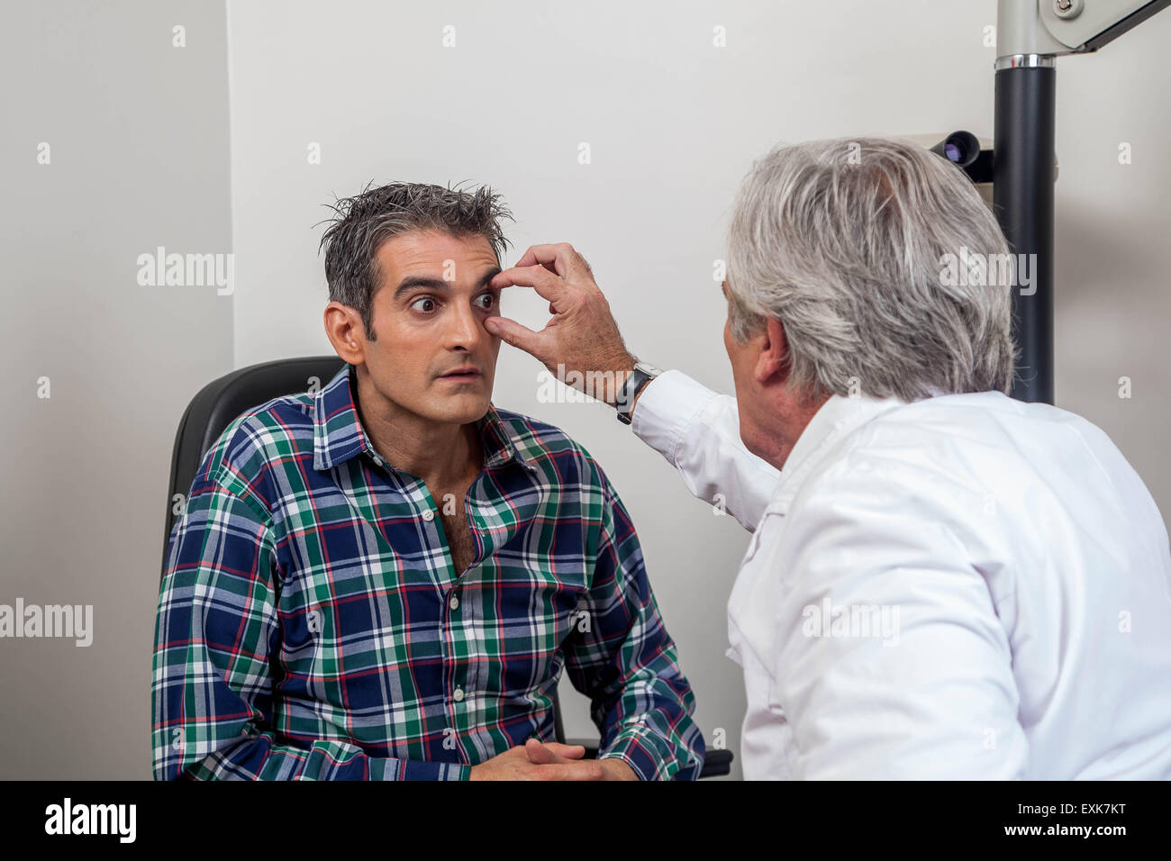 Ophthalmologist eye model patient hi-res stock photography and images ...