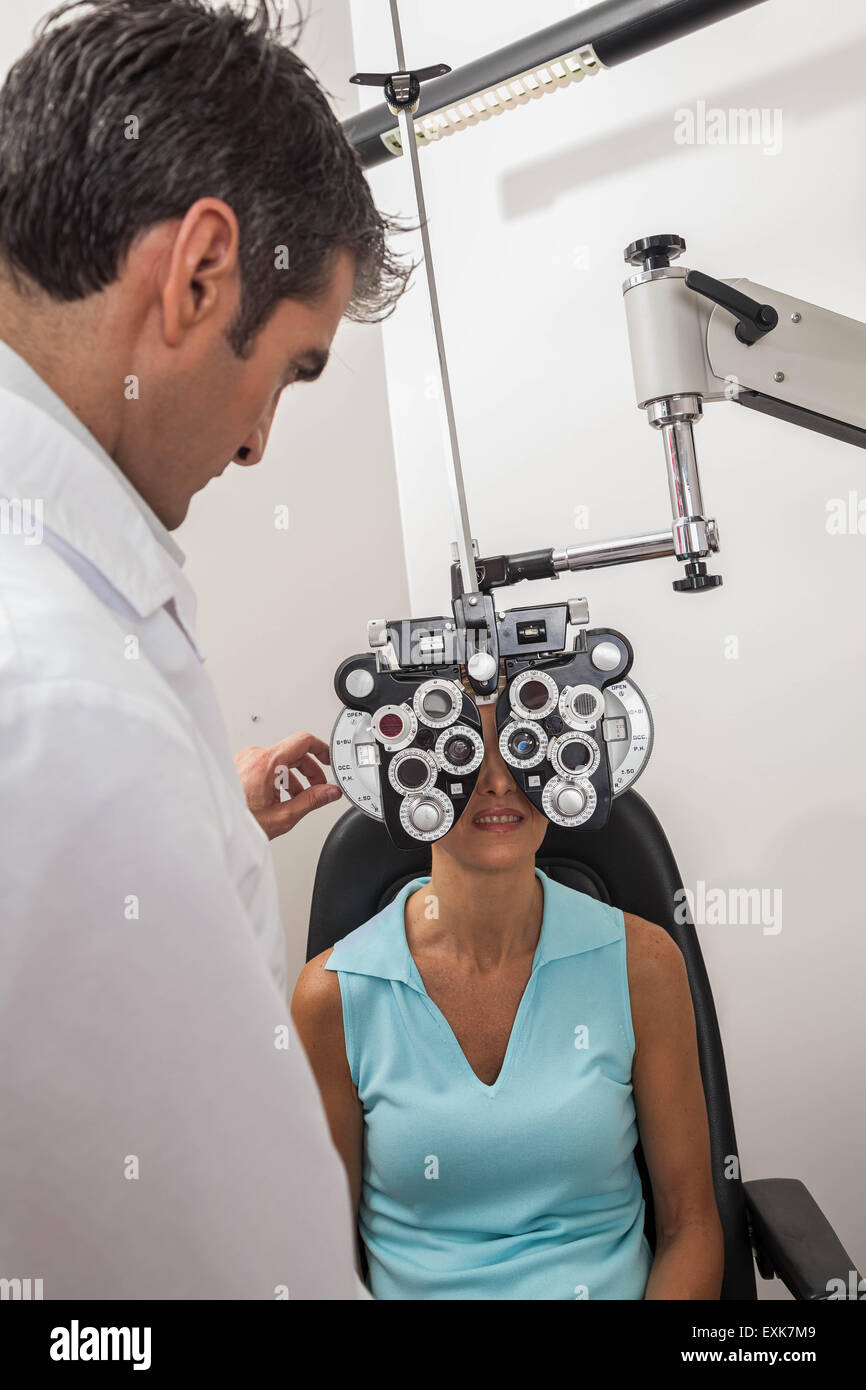 Ophthalmologist with patient Stock Photo - Alamy