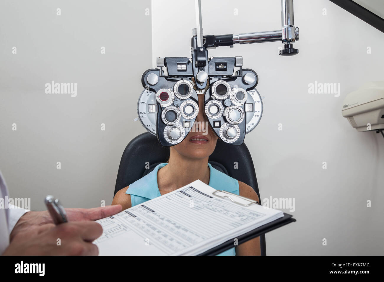 Ophthalmologist with patient Stock Photo - Alamy